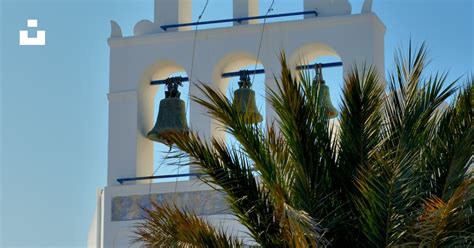 종소리가있는 흰색 건물 사진 Unsplash의 무료 이아 이미지