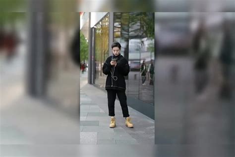 甜甜的短发女孩。 短发 女孩