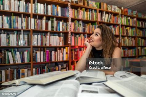 아름다운 갈색 머리는 스마트 책을 읽기 위해 주말에 도서관에 온다 사서에 대한 스톡 사진 및 기타 이미지 사서 대학생 미소 Istock