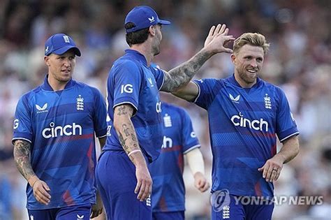 역대 최악의 디자인맨유 New 원정 유니폼 혹평 일색→팬들 크리켓 유니폼 아냐