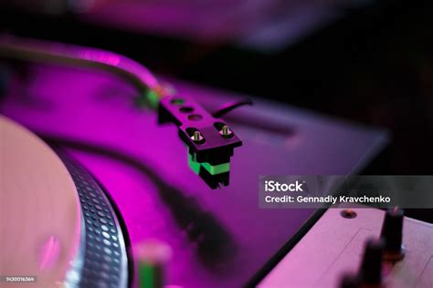 비닐 플레이어 톤 암에 턴테이블 바늘 카트리지 콘서트 무대에서 전문 Dj 턴테이블 턴 테이블 장치에서 음악으로 레코드 재생 0명에 대한 스톡 사진 및 기타 이미지 Istock
