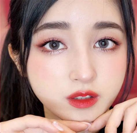 中国メイクが似合う人は？