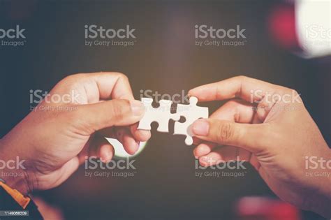 사무실 남자 노동자와 잡기 종이에 지 그 소 퍼즐을 잡고 오렌지 빛이 있다 팀으로 작업 하는 개념이 성공 했습니다 개념에 대한 스톡 사진 및 기타 이미지 Istock