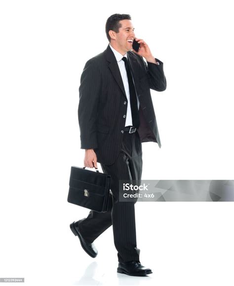 백인 젊은 남성 매니저는 비즈니스 웨어를 입고 서류 가방을 들고 스마트 폰을 사용하여 흰색 배경 앞에서 걷고 있습니다 35 39세에 대한 스톡 사진 및 기타 이미지 Istock