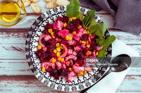 사탕무 파인애플 옥수수 치커리 샐러드 올리브 오일 바질이 있는 소박한 테이블에 바질이 얹어 정물화로 꾸며져 있습니다 신선하고 건강한 야채 개념 0명에 대한 스톡 사진 및