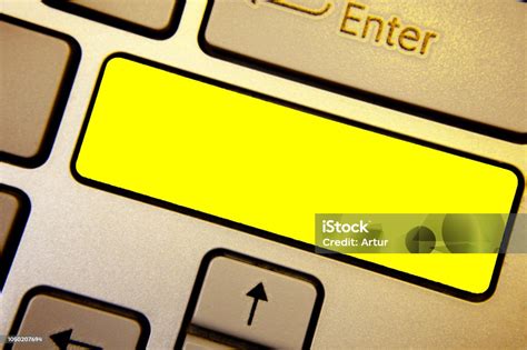 웹 배너 홍보 자료 템플릿 노란색 키보드 키 의도 모의 만들 컴퓨터 반사 문서를 컴퓨팅을 위한 비즈니스 개념 빈 복사 텍스트 디자인 3차원 형태에 대한 스톡 사진 및 기타