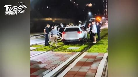 汽車誤闖卡軌道上 高雄輕軌停駛42分鐘│駕駛│意外│tvbs新聞網