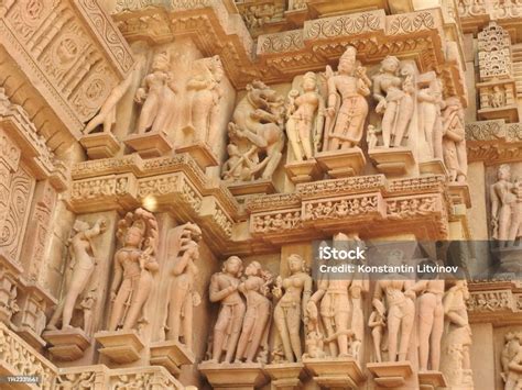 Lukisan Dinding Erotis Di Dalam Kuilkuil Kelompok Barat Termasuk Visvanathakhajuraho Madhya