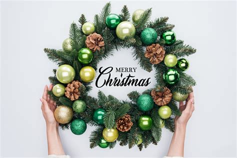 메리 크리스마스 글자는 흰색 절연와 크리스마스 화 환을 들고 여자의 자른된 샷 겨울에 대한 스톡 사진 및 기타 이미지 겨울 계절 나무 Istock