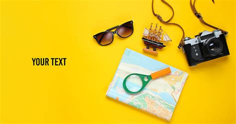 여행자 액세서리 노란색 배경에 복고풍 카메라 해변 휴가여행 여름 최소한의 배경입니다 플랫 레이 관광 비유 Ntop 보기 복사 공간 휴가에 대한 스톡 사진 및 기타 이미지