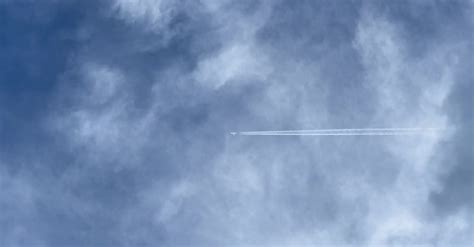 고도 공수의 교통 구름 구름 경치 구름 형성 극단적 인 날씨 기도 기상 기상학 기후 날씨 날으는 낮 높은 고도 맑은 하늘 바람 패턴 밝기