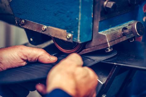 신발 만들기를 위한 특수 공작 기계를 사용하는 제화공의 손 가죽에 대한 스톡 사진 및 기타 이미지 가죽 공예 공예 제품