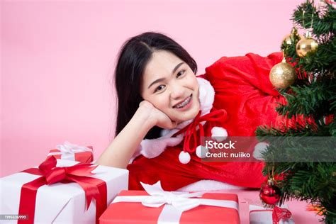 크리스마스 트리와 분홍색에 선물 상자와 바닥에 누워 산타 클로스 의상을 입고 아시아 여성 12월에 대한 스톡 사진 및 기타 이미지 12월 개념 개념과 주제 Istock