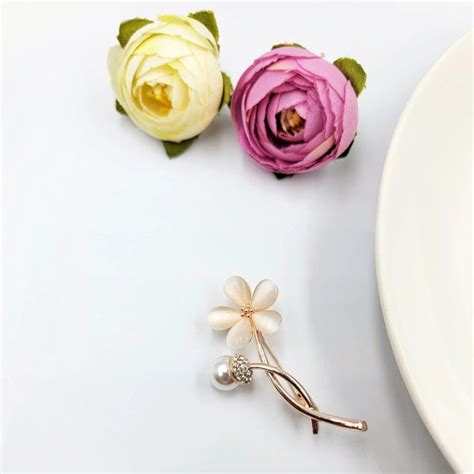 سنجاق سینه گل رزینی بشک