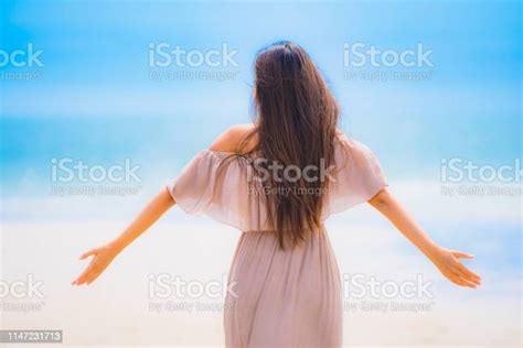 레저 휴가를 위한 열 대 야외 자연 해변 바다에서 초상화 아름 다운 젊은 아시아 여자 미소 행복 산책 여성에 대한 스톡 사진 및 기타 이미지 Istock