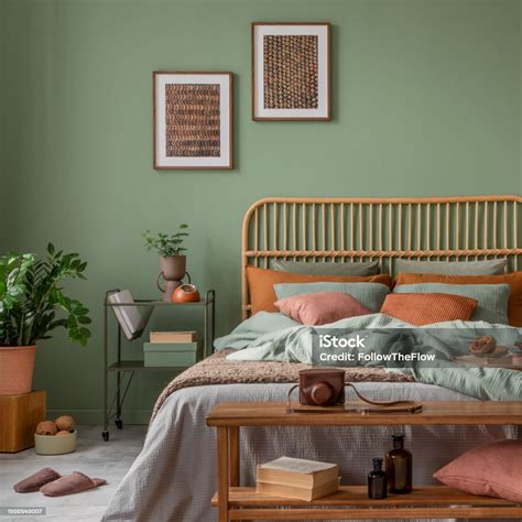 모의 포스터 프레임 대나무 침대 야간 테이블 식물 접이식 스크린 및 창조적 인 홈 액세서리가있는 세련된 침실 인테리어 디자인 유칼립투스 벽 템플렛 공간을 복사합니다 침실에