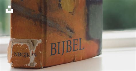 창틀에 책을 클로즈업 사진 Unsplash의 무료 책 이미지