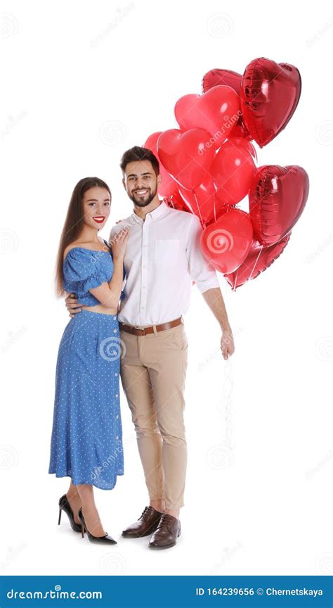 Vrolijk Jong Koppel Met Geïsoleerde Hartvormige Ballonnen Valentijnsfeest Stock Foto Image of