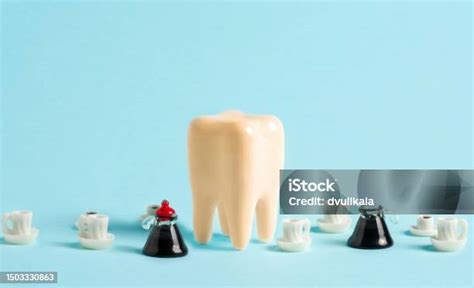 파란색 배경에 커피 포트와 커피 컵 사이에 노란색 아픈 인간의 치아가 있다 카페인이 함유된 음료로 치아를 염색하는 개념 포스터 광고 치과 진료소 3차원 형태에 대한 스톡