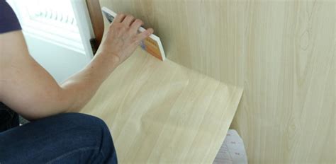 Как правильно клеить самоклеющиеся обои на стену