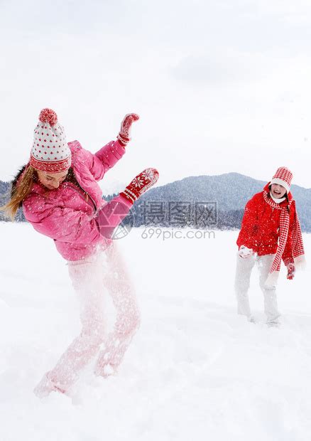 两个快乐而精力充沛的朋友在阳光明媚的冬日在户外滑雪度假期间玩游戏和玩乐高清图片下载 正版图片502893726 摄图网
