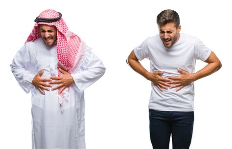 잘생긴 젊은 남자와 이상 아랍 남자의 콜라주 고립 속에 손으로 배경 때문에 소화 불량 고통 스러운 질병 기분이 나쁘다 통증 개념입니다 건강관리와 의술에 대한 스톡 사진 및