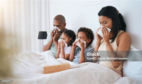 아프고 독감 및 가족이 침대 조직 및 집에서 질병 질병 및 감기로 코를 푸는 가족 부모 형제 자매가 있는 어머니와 아버지 침실에 있는 자녀와 아이들 알레르기 및 건강 문제