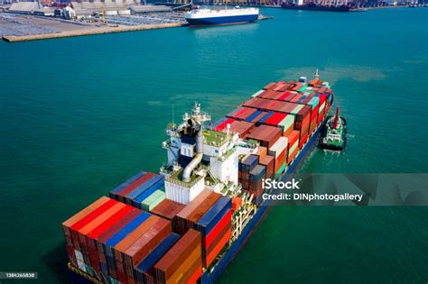 녹색 바다와 예인선에서 항해하는 컨테이너 선박은 항구로 운송합니다 0명에 대한 스톡 사진 및 기타 이미지 0명 경제 경제 카르텔 Istock