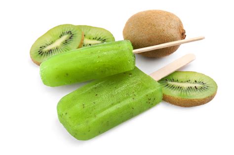 맛있는 키위 아이스 팝은 흰색으로 분리되어 있습니다 과일 아이스 캔디 과일에 대한 스톡 사진 및 기타 이미지 과일 맛이 가미된 빙과 흰색 배경 Istock