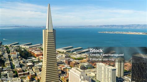 여름날 트랜스아메리카 피라미드 마천루와 샌프란시스코 시의 공중 전경 트랜스아메리카 피라미드 샌프란시스코에 대한 스톡 사진 및 기타 이미지 트랜스아메리카 피라미드