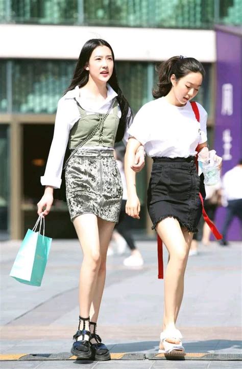 路人街拍，幾款簡約清涼的夏季穿搭參考，在街頭看起來舒服又動人 每日頭條