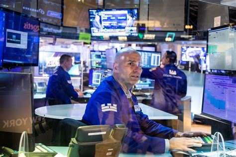 【米国市況】株は大幅高、小売企業決算がリスク選好呼ぶ－円伸び悩む Bloomberg