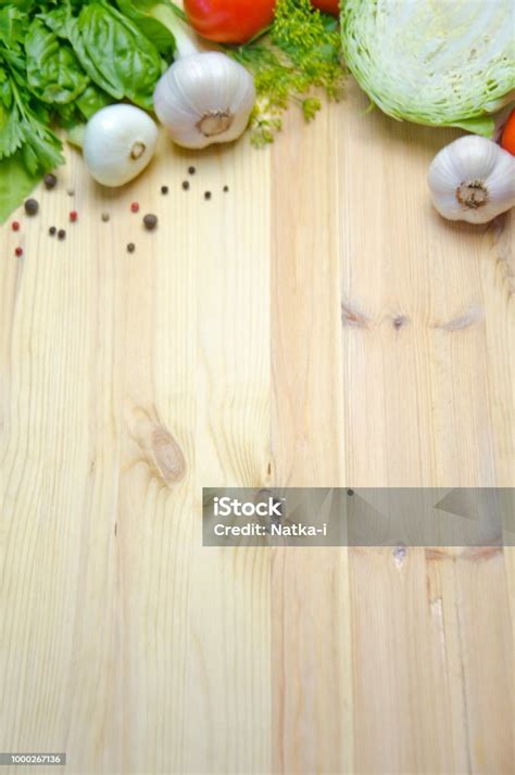 바질과 양상추와 딜 토마토 및 잘라 양배추와 마늘 고추 완두콩 나무 배경에 근처 다발에 대한 스톡 사진 및 기타 이미지 다발 딜 허브 러시아 Istock