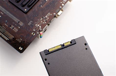 측면에 컴퓨터 마더 보드가있는 Ssd 고속 스토리지 개념 기술 정보학 성능 및 혁신 흰색 배경과 표면 포트와 골든 연결을 갖춘