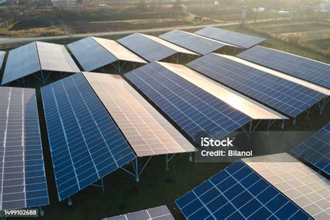 청정 생태 전기 에너지를 생산하기위한 태양 광 발전 패널의 행과 대형 지속 가능한 전기 발전소의 공중 보기 제로 배출 개념재생