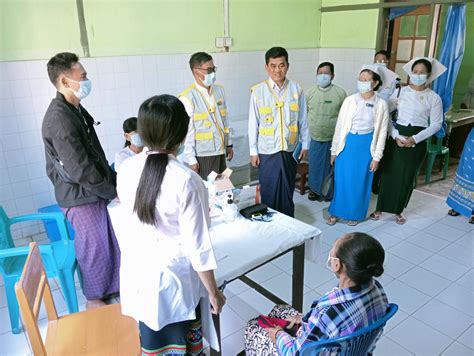 ဧရာဝတီတိုင်းဒေသကြီး၊ ဟင်္သာတခရိုင် ပြည်သူ့ဆေးရုံကြီးမှ အထူးကုဆရာဝန်ကြီးများ ဇလွန်မြို့ရှိ ဒေသခံပ