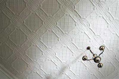 Как клеить потолочную плитку в комнате Doit Yourself Ru
