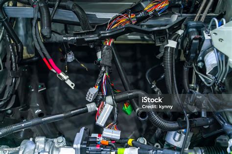 배선 수리점 및 전기 기술자의 전선 및 커넥터 및 터미널이 있는 대형 와이드 케이블 검은색에 대한 스톡 사진 및 기타 이미지 검은색 공학 교통수단 Istock