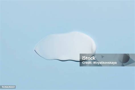 흰색 화장품 페이스 크림 또는 바디 로션 모이스처라이저가 파스텔 블루 배경에 스트로크 위생 크림 같은 질감의 스킨 케어 제품 색 배경에 뷰티 페이스 크림 스미어 견본 0명에