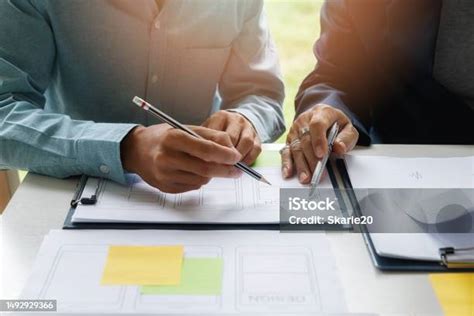 스마트 폰 응용 프로그램 레이아웃 프로토 타입 프로젝트에 설계 Ux 또는 Ui 디자이너 2명에 대한 스톡 사진 및 기타 이미지 2명 개발 건설 프레임 Istock