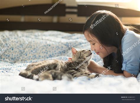 Hermosa Chica Asiática Tendida Con Un Foto De Stock Editar Ahora 333801011 Shutterstock
