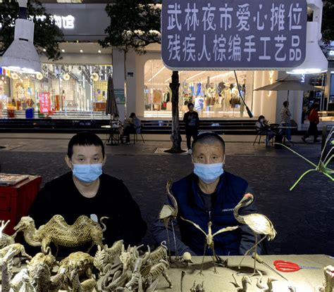 睡前录像厅丨残疾兄弟用棕榈叶编出动物世界，在社区合伙人上线啦摊位摊主范大姐