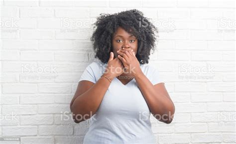 젊은 아프리카계 미국인 플러스 크기 여자 백색 벽돌 벽 입 실수에 대 한 손으로 다루는 충격 을된 통해 비밀 개념입니다 가리기에 대한 스톡 사진 및 기타 이미지 Istock