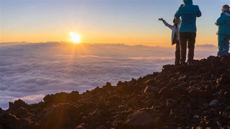 富士山頂で日の出の低速度撮影 Sunrise at the Summit of Mount Fuji Time lapse YouTube