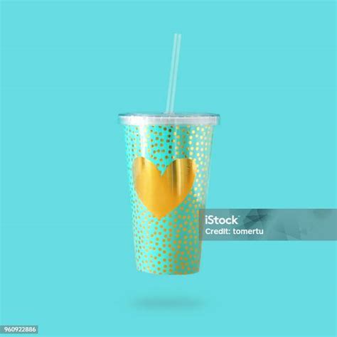 Minimalism 개념입니다 민트 골드 하트 장식 소 다 또는 빨 대를 마시는 차가운 음료와 플라스틱 컵 금 금속에 대한 스톡 사진 및 기타 이미지 Istock