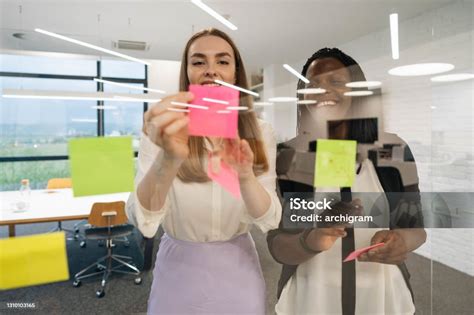 유리 벽에 끈적 끈적한 종이에 메모를 작성하는 미소 사업가 2명에 대한 스톡 사진 및 기타 이미지 2명 경영자 기업 재무와 산업 Istock