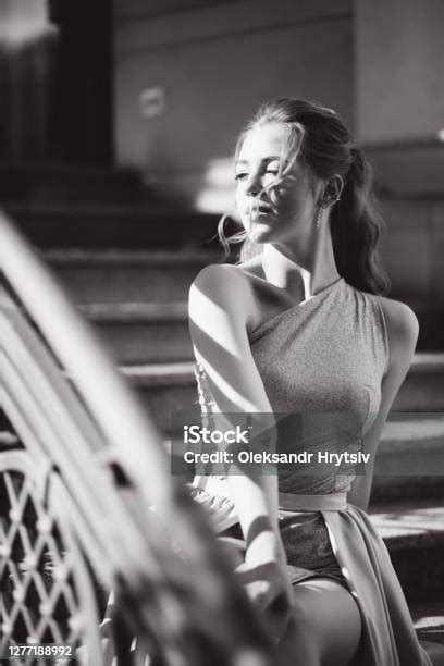 우아한 이브닝 드레스를 입은 화려한 여성 모델이 고급 레스토랑으로 계단에 앉아 있습니다 드레스에 대한 스톡 사진 및 기타 이미지 드레스 백인종 사람들 Istock