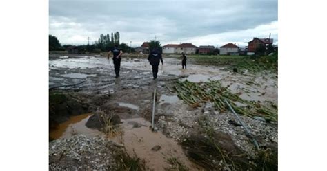 Откриха живи майка и 4 годишната й дъщеря в Скопие затрупани от кал