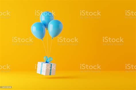노란색 배경에 헬륨 풍선에 파란색 활이 부착 된 흰색 선물 상자를 날리고 있습니다 축하 쇼핑 및 깜짝 선물 구매 생일에 대한 스톡 사진 및 기타 이미지 Istock