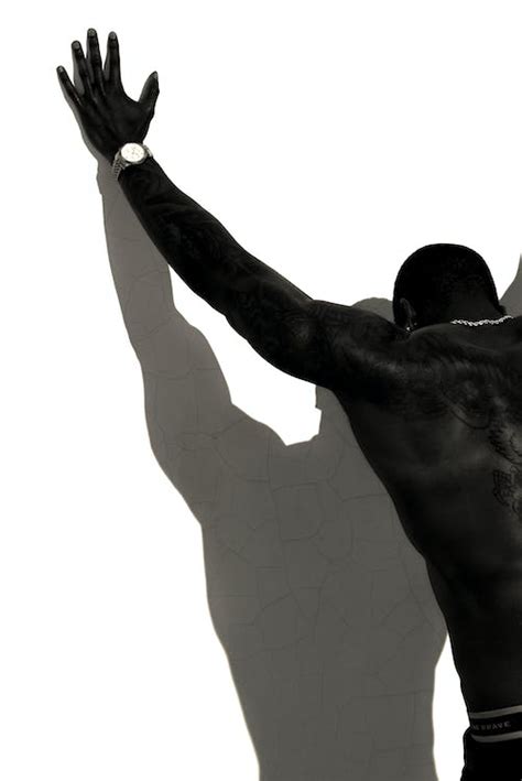 개요 관찰 그림자 극적인 조명 근육질의 기댄 남성 모델 남성 패션 남자 대조 도시의 동적 구성 뒷모습 디자인 맨체스터 모델링 묵상 문신